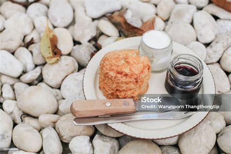 정원 바닥에 흰색 바위에 딸기 잼과 응고 크림 맛있는 스콘 흰색 자갈 돌의 배경과 질감 영어 페이스트리 컨셉 0명에 대한 스톡