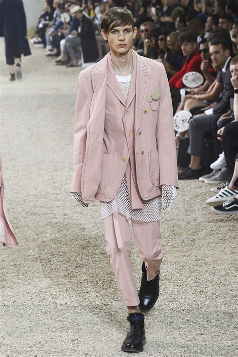 Розовый голая грудь акцент на талию и еще 11 трендов этой весны