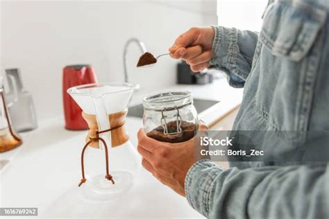 부엌에서 커피 메이커와 물방울 주전자를 사용하여 커피를 준비하는 젊은 남자 출근 전 아침 루틴 30 34세에 대한 스톡 사진 및 기타 이미지 Istock