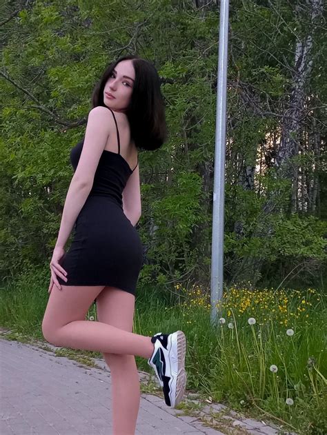 Пин от пользователя Meow 💋🐇💌 на доске Позы для МП Модельные позы Девушка в платье Позы девочек