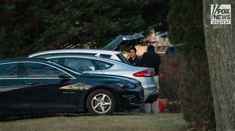 Les Enquêteurs Retirent Des Objets Du Domicile De La Mère Disparue Du