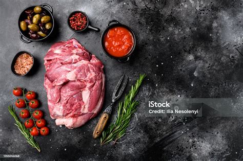 생 양고기 필레 신선한 유기농 고기 재료와 허브 검은 어두운 돌 테이블 배경에 상단 보기 플랫 레이 텍스트복사 공간 0명에 대한 스톡 사진 및 기타 이미지 Istock