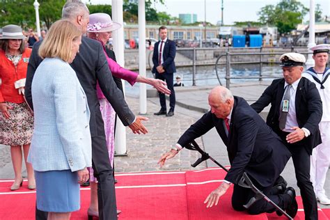 El Rey Harald Se Encuentra Con La Reina Magreth Y Cae Un Momento