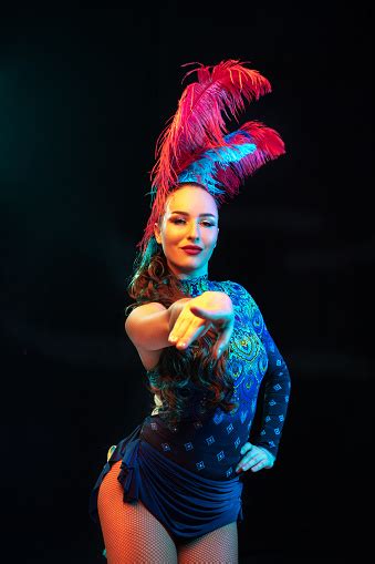 검은 배경에 화려한 네온 조명에서 카니발과 가면 의상을 입은 아름다운 젊은 여성 Theatrical Performance에 대한