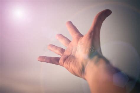 Mano Que Alcanza Al Cielo Foto De Archivo Imagen De Santo 44383854