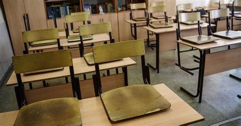 Пряталась от мамы ученика в кабинке туалета школьный учитель