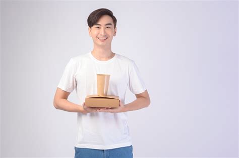하얀 배경 위에 종이컵과 종이상자를 들고 있는 젊은 아시아 남자 지구 컨셉 구하기 계획에 대한 스톡 사진 및 기타 이미지 계획 과학 기업 재무와 산업 Istock