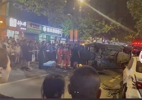 事发廊坊一地！百万豪车闹市区行驶翻车！霸州市天祥车辆