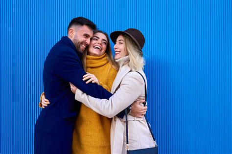 세 친구 한 남자와 두 여자는 행복하게 거리를 포옹 도시에서 야외 팀웍 우정과 행복의 개념 3 명에 대한 스톡 사진 및 기타 이미지 Istock