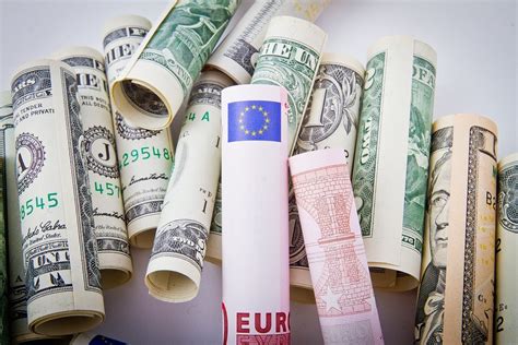 Рубль снижается к евро и доллару