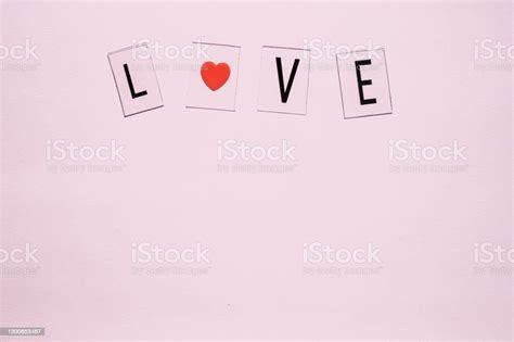 배너loveblack 문자 는 붉은 마음으로 사랑핑크 배경에 발렌타인 데이 사랑 긍정적 인 감정 감정 배경 독점적 인 관계 0
