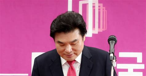 인사하는 원유철 미래한국당 신임 대표