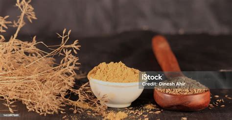 Carvi 씨앗 위로보기 검은 배경에 씨앗이있는 커민 가루 커민 향신료 커민 씨앗과 커민 땅 Hd 푸티지 클립 커민에 대한 스톡