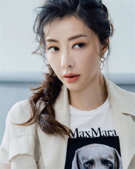 39歲熊黛林曬全家福，倆女兒是異卵雙胞胎，長相一個像爸一個像媽 每日頭條
