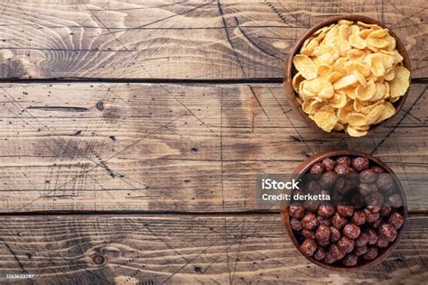 천연 시리얼 볼과 옥수수 플레이크의 초콜릿 플레이크는 우유와 함께 아침 식사를 위해 건조합니다 나무 테이블 복사 공간 0명에 대한 스톡 사진 및 기타 이미지 Istock