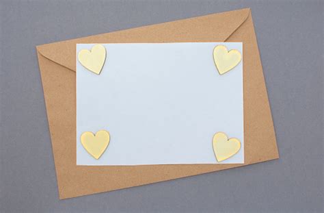 흰색 시트와 회색 배경에 작은 나무 하트와 종이 봉투를 공예합니다 발렌타인 미니멀리즘 모형 0명에 대한 스톡 사진 및 기타