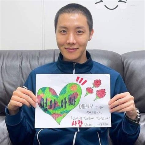 J Hope Do Bts Envia Linda Mensagem Aos Pais Em Nova Foto No Exército