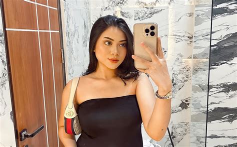Hanum Mega Pamer Potret Menggoda Di Pantai Netizen Ingatkan Aurat
