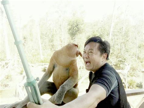 眭澔平 感謝大家支持我繼續的旅程，我剛飛抵東馬婆羅洲就發生大雷雨，飛機無法降落又折回亞庇，半夜才到沙巴山打根，實在 Facebook