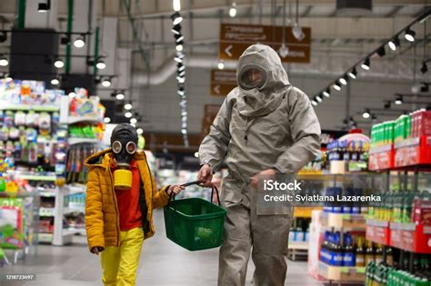 코로노 바이러스 보호 방독면을 쓴 아이와 상점에서 화학 보호복을 입은 남자 사람들은 감염 19코로나 바이러스와 공황 구매 개념에