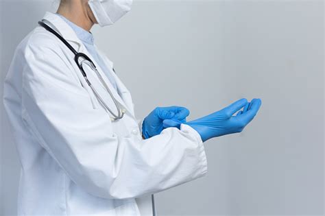 코로나바이러스 Covid19 전염병 시 파란색 장갑과 얼굴 마스크를 착용한 의료 종사자 Covid 19에 대한 스톡 사진 및