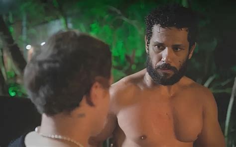 Terra e Paixão Kelvin deixa Ramiro pelado no meio da mata após ritual