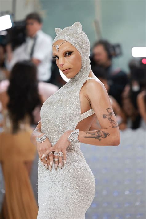 Bikin Ngakak Doja Cat Ngevape Di Belakang Jennie Blackpink Di Met Gala
