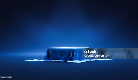 다크 블루 3d 배경 패브릭 포디움과 함께 제품 무대 스튜디오 쇼 장면 프리젠 테이션 플랫폼 스탠드 또는 빈 전시 받침대 쇼룸 화장품 배너 배경의 스포트라이트 고급 빈