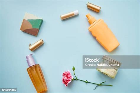 뷰티 화장품 최고 보기 복사 공간 천연 오일 눈 패치 천연 비누 분홍색 꽃 장식과 파란색 배경에 화장품 병 모의 청록색과 주황색 복사 공간 건강관리와 의술에 대한 스톡 사진