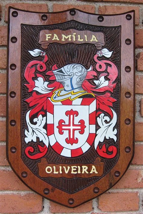 Brasão da família Oliveira entalhado em madeira Brasões de família