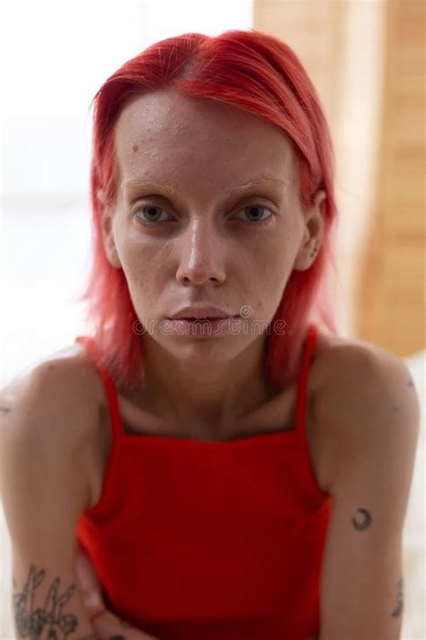 Femme Maigre Avec Des Tatouages Se Sentant Isolés Et Malheureux Photo