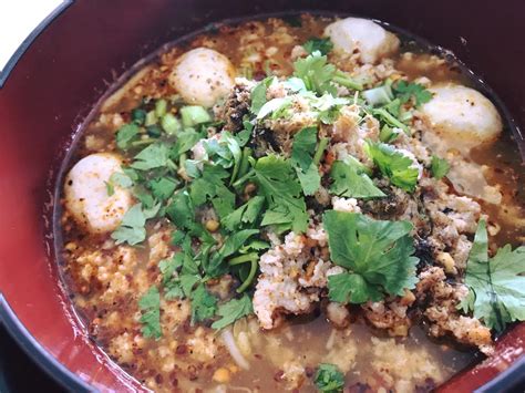 ร้านก๋วยเตี๋ยวไก ครัว ป๊า 2 ยักษ์ เตี๋ยวไก่ตุ๋น เตี๋ยวหมูยำ
