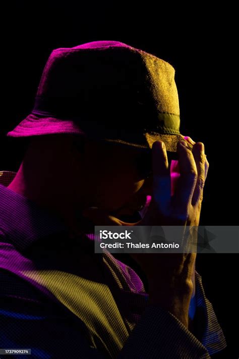 모자와 선글라스를 끼고 손으로 몸짓을 하는 수염을 가진 진지한 신비한 남자의 초상화 50 54세에 대한 스톡 사진 및 기타 이미지 50 54세 감정 남성 Istock