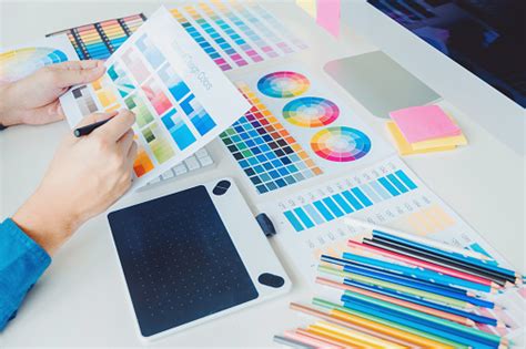 두 개의 그래픽 디자이너 브레인스토밍 회 및 직장에서 그래픽 태블릿에 그리기 25 29세에 대한 스톡 사진 및 기타 이미지 25 29세 그래픽 디자이너 그래픽 디자인