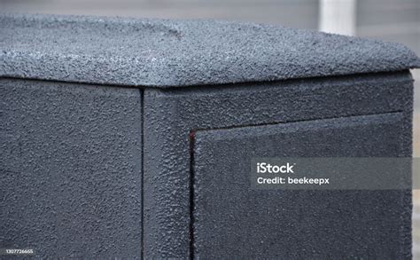 도시 공간의 기둥에 스티커와 불법 광고에 대한 구조 페인트 흰색 모래 자국은 포스터를 단단히 부착할 수 없습니다 도시는 쉽게 광고와 기물 파손없이 개최 할 수 있습니다 0