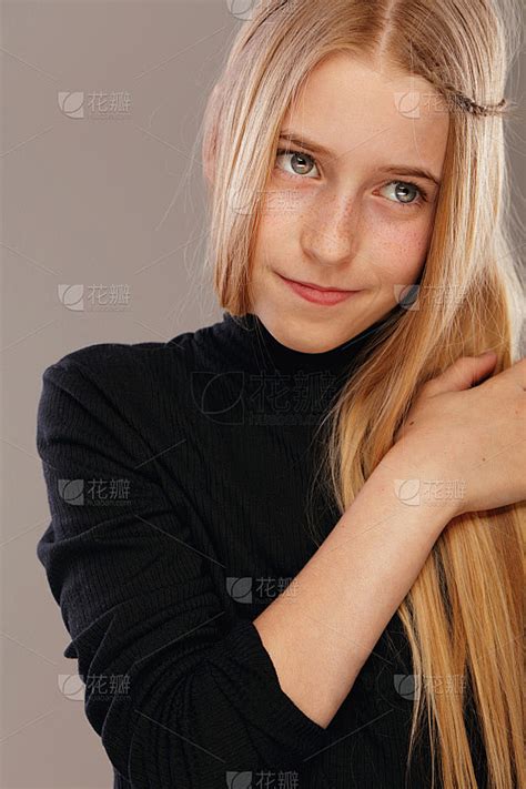 年轻美丽的女孩摆姿势