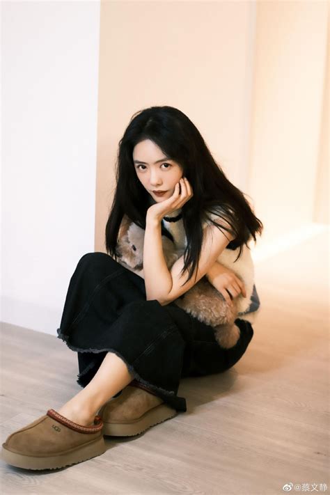 官宣恋情？疑似制片人刘闻洋朋友圈晒与蔡文静甜蜜合照新浪图片