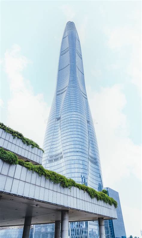 Edificios Bajo Cielo Azul Y Nubes Blancas Imagen De Archivo Imagen De