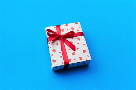 선물 상자와 파란색 배경에 마음 배경 텍스트 복사 공간 평면도 2월에 대한 스톡 사진 및 기타 이미지 2월 공란 공휴일