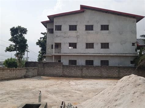 Mise en vente dune villa triplex à cocody angré CHU 12 pièces