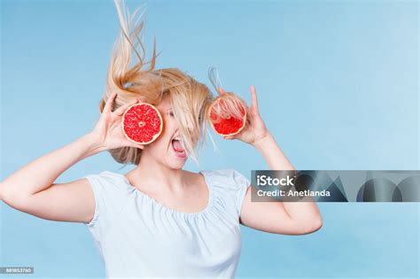 빨간 자 몽 데 미친 바람 머리를 들고 여자 감귤류 과일에 대한 스톡 사진 및 기타 이미지 감귤류 과일 건강한 생활방식