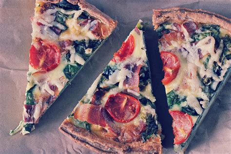 계란 시금치 토마토 베이컨 치즈와 치즈의 삼각형 조각으로 잘라 달걀에 대한 스톡 사진 및 기타 이미지 달걀 러시아 레스토랑 Istock