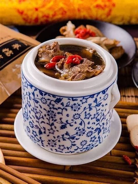 唐太盅養生燉品台北行天宮店 寒流來襲，冷冷的天氣，不想出門，好想來碗熱呼呼的湯時，唐太盅雞湯是很棒的選擇，多達11