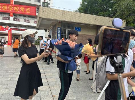 今天，肇庆中考结束！我们拍下考场外这一幕幕澎湃号·媒体澎湃新闻 The Paper