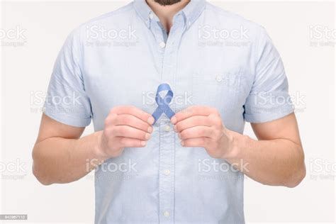 블루 리본 화이트 세계 건강 일 개념에 고립 된 남자의 부분 보기 개념에 대한 스톡 사진 및 기타 이미지 개념 건강관리와