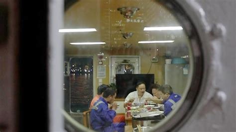 沿着江河看上海丨跟着拖轮船长览浦江：环境好了，休闲的地方有了，江畔美景可亲近了暖心帧澎湃新闻 The Paper