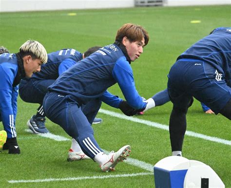 ＜u―23日本代表練習＞リラックスした表情で体をほぐす植中 ― スポニチ Sponichi Annex サッカー