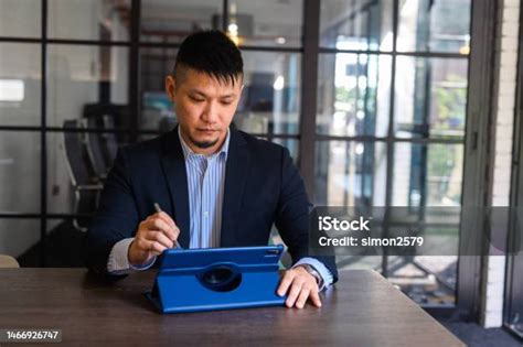 사무실 내부에서 디지털 태블릿으로 일하는 성공적인 아시아 사업가 40 44세에 대한 스톡 사진 및 기타 이미지 40 44세