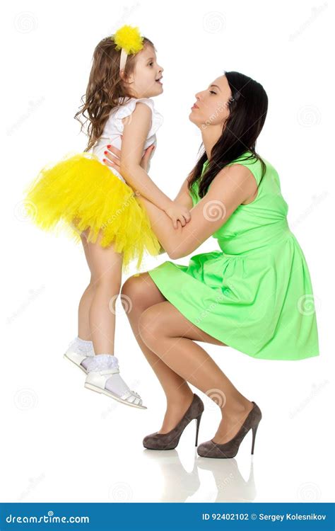 Madre Feliz Que Celebra A Una Hija Joven Foto De Archivo Imagen De Adulto Madre