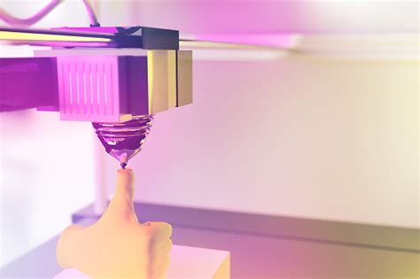 엄지 손가락으로 손을 인쇄하는 3d 프린터의 클로즈업 틴트 3d는 새로운 기술의 개발에 렌더링 연구 개발 0명에 대한 스톡 사진